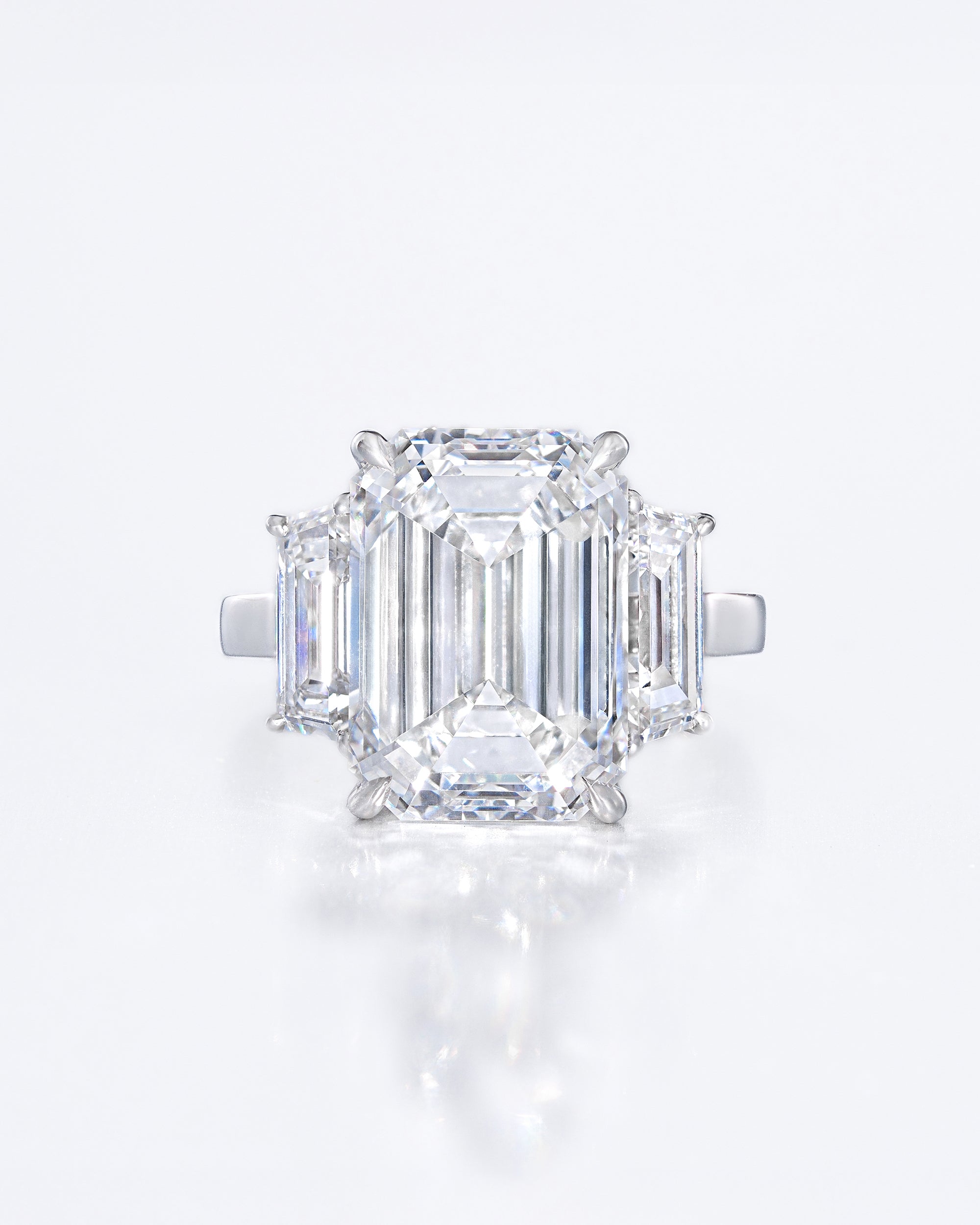 Emerald Side Trapezoid Ring – ⅡA Diamond